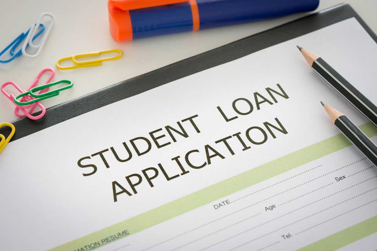 Are college students better off taking larger or smaller loans ...